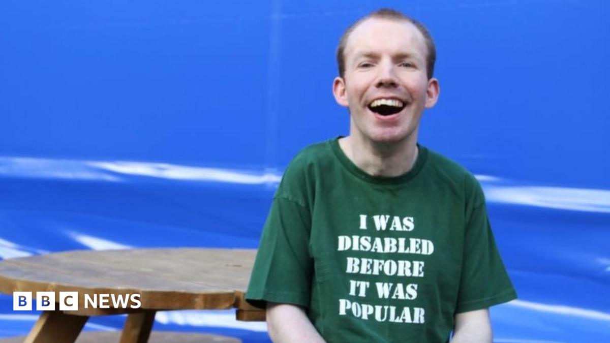 The stand-up comedian who can't speak - BBC News