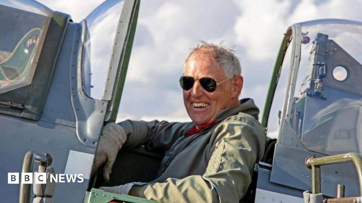 Wiltshire flying instructor who was honoured with flypast dies - BBC News