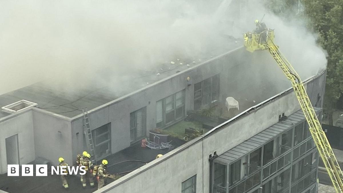 Deptford fire: 120 firefighters tackle 'intense' blaze in flats - BBC News