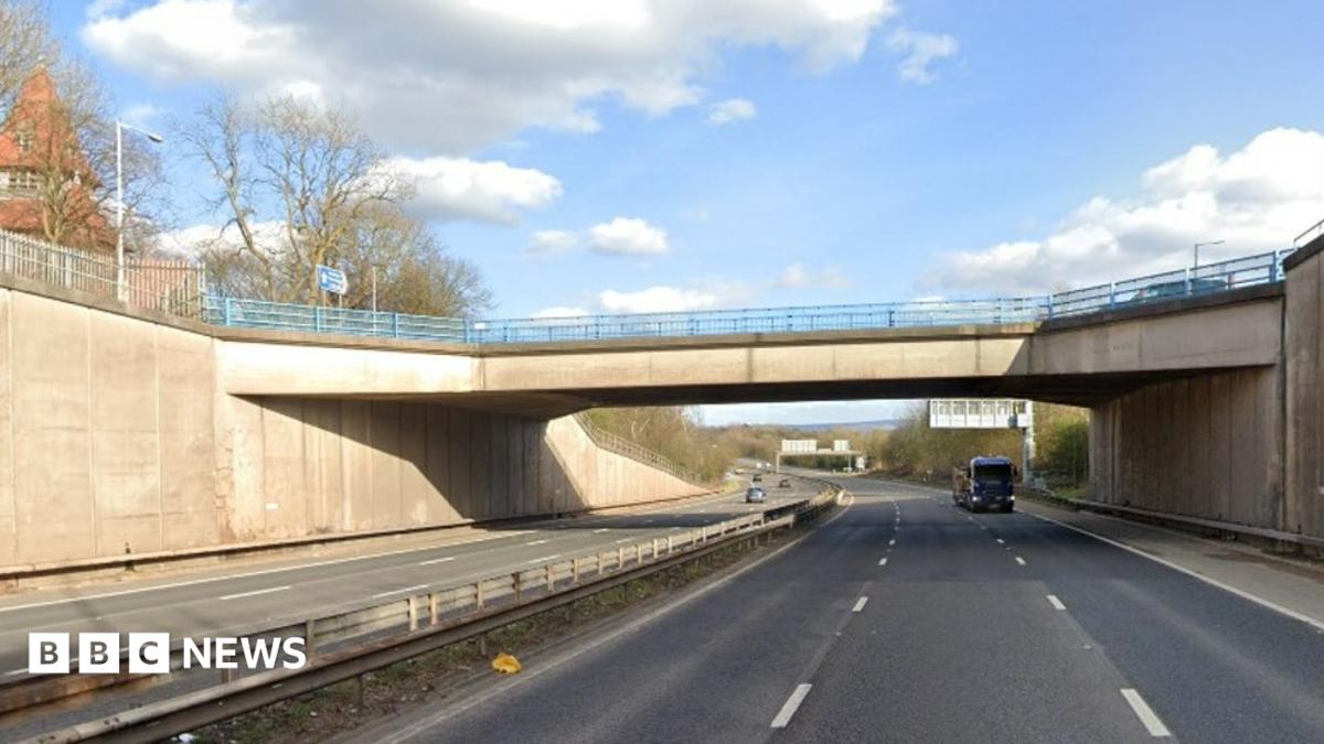 M67: Motorway to shut for weekend bridge demolition - BBC News