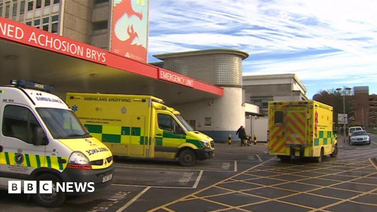 A&E target times in Wales worse than last winter - BBC News