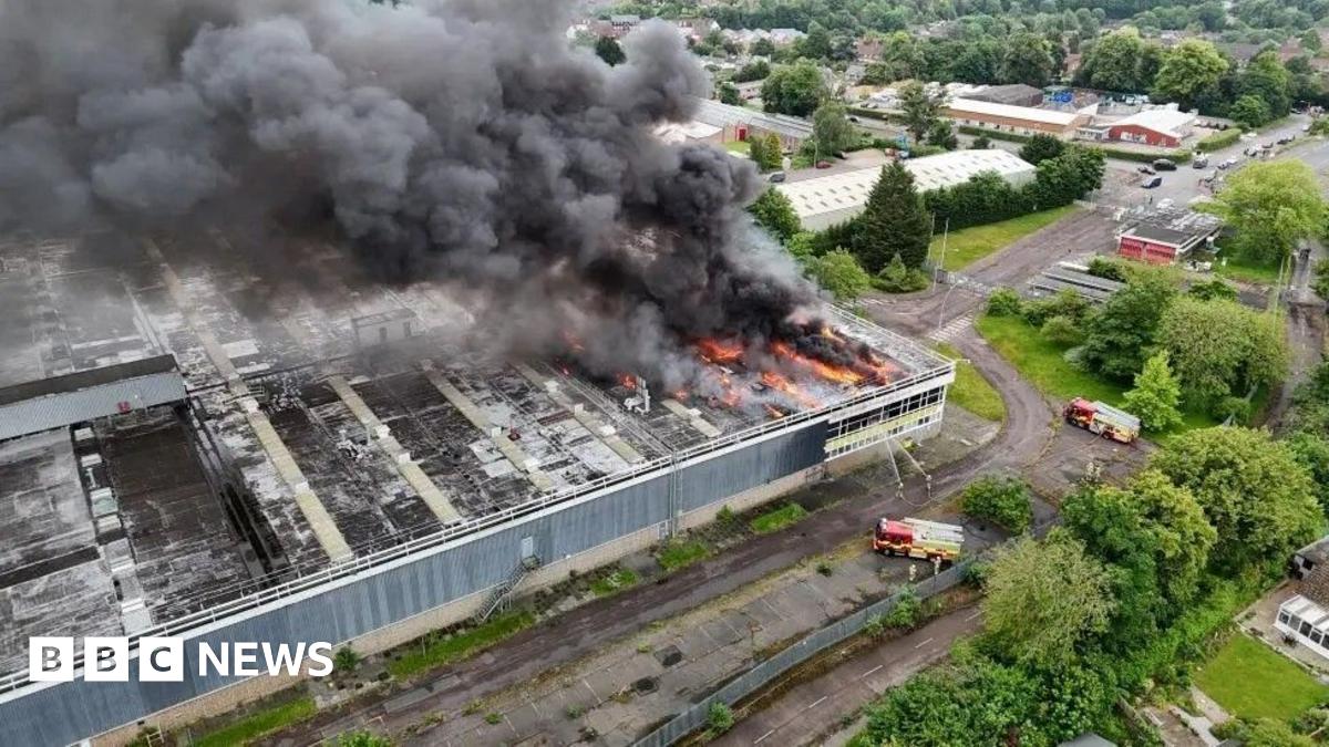 'Remorseful' teen fined for starting Sudbury factory fire - BBC News