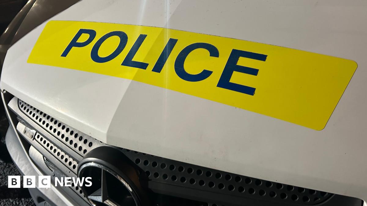 Two police officers seriously injured in crash in Cornwall - BBC News