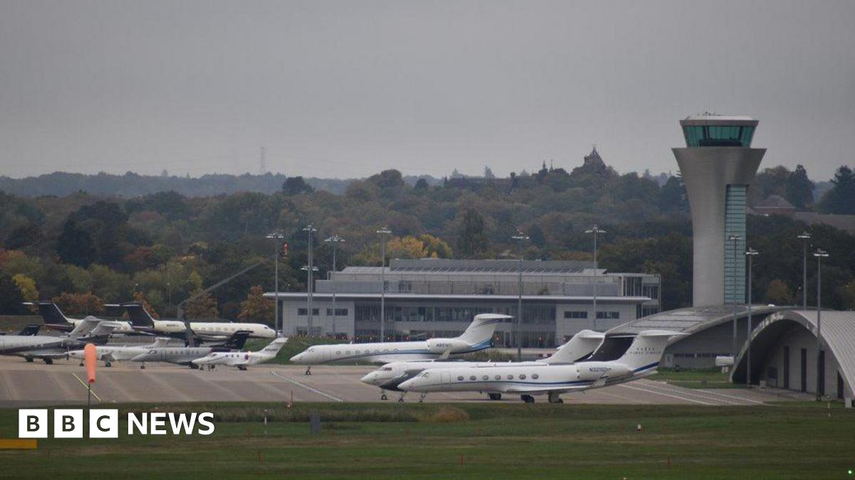 Farnborough Airport asks to boost weekend flights - BBC News