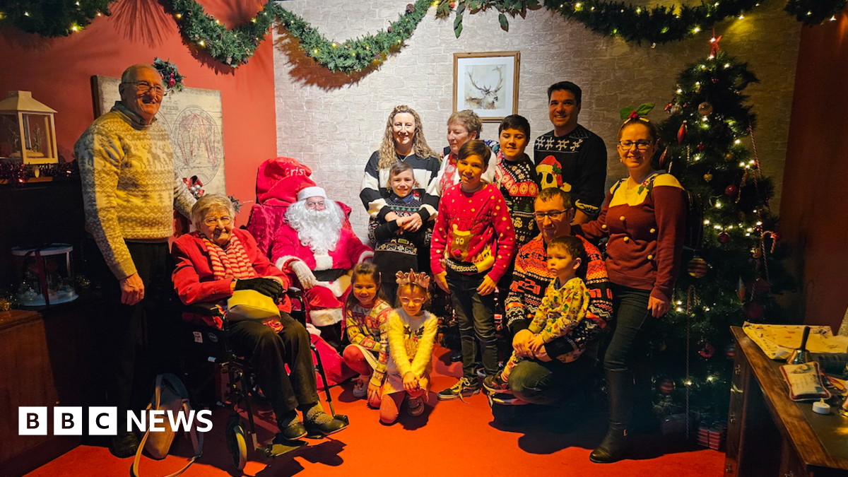 Four generations enjoy 'magical' Coventry Co-op sleigh ride - BBC News