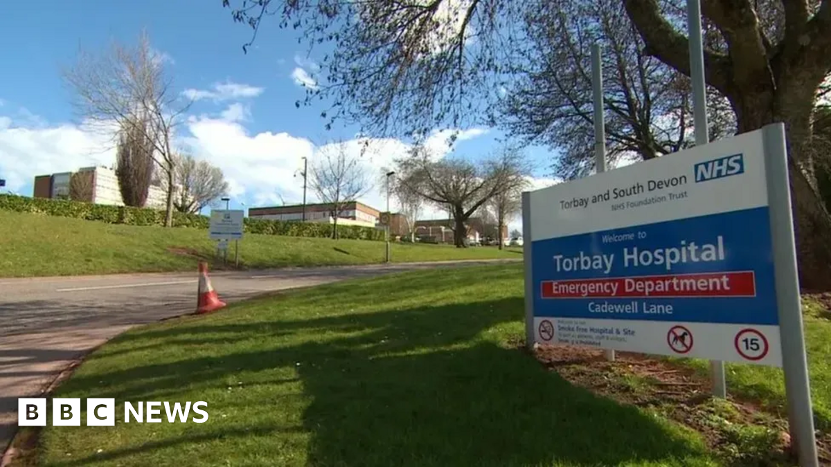 Teenagers 'unwell' after vaping incident in Paignton - BBC News