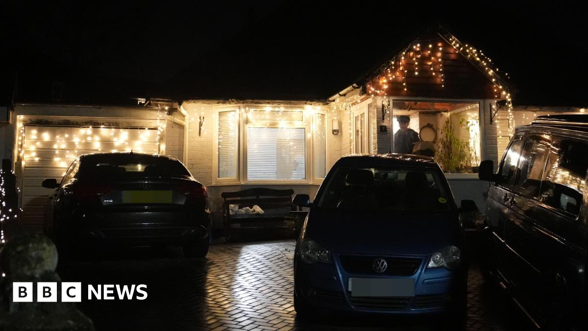 East Grinstead: Woman bailed over suspected murder - BBC News