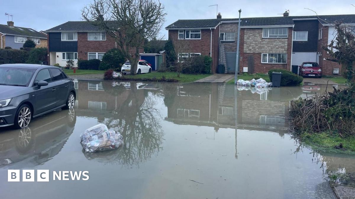 Witham homes left without water after burst main - BBC News