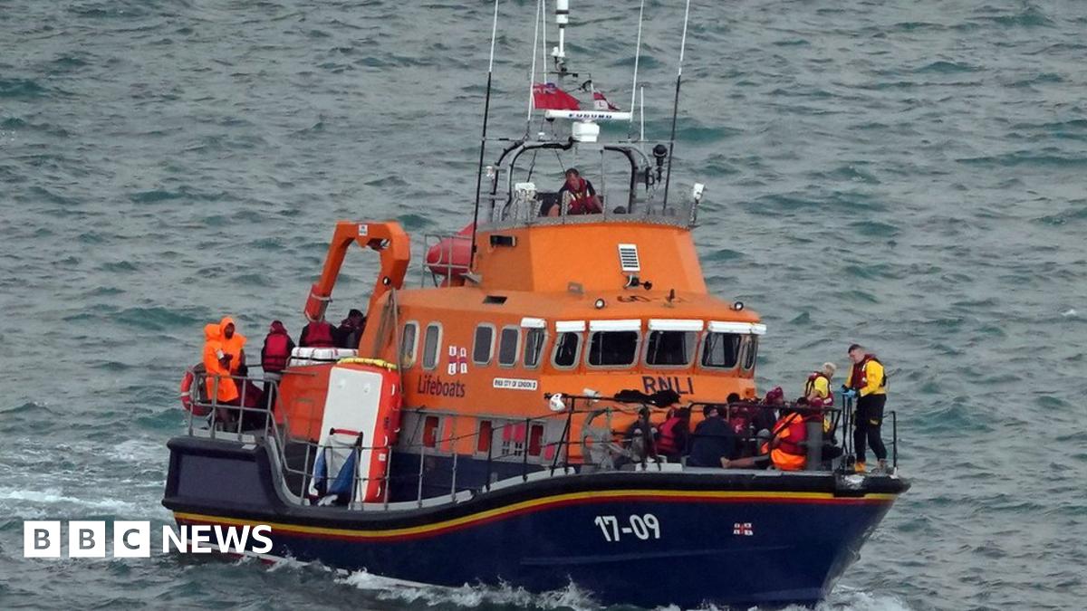 Channel Migrants: More than 500 migrants cross at the weekend - BBC News