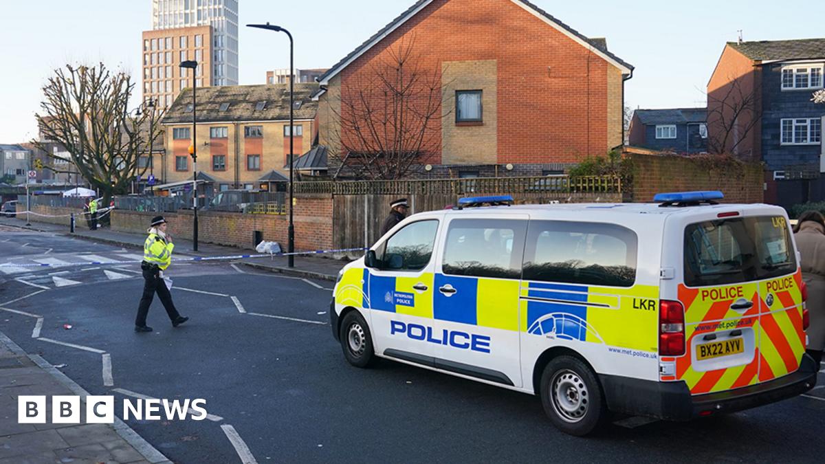 Hackney shooting: Woman killed and two wounded - BBC News