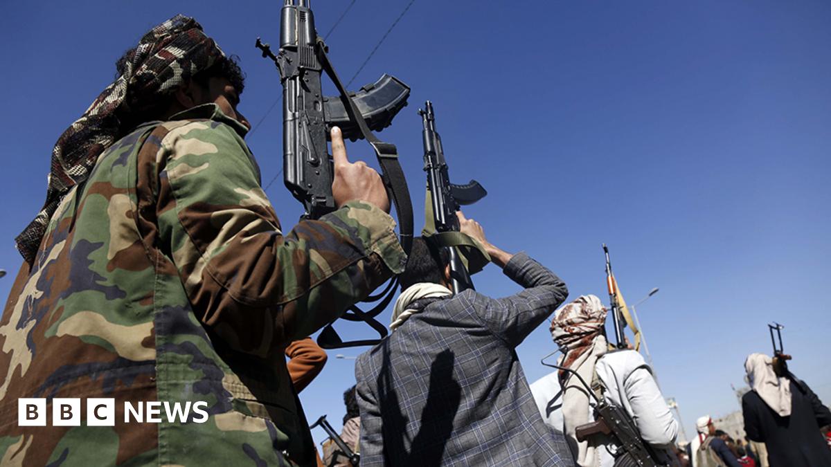 Houthi missile hits US-owned ship off Yemen coast - BBC News