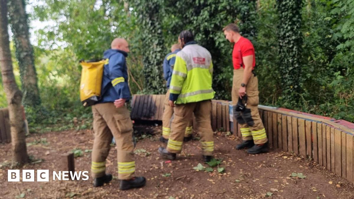 'Rugeley memorial garden fire started by youths' - BBC News