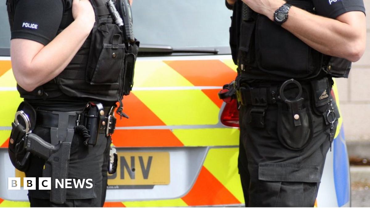 'No plans' to give more Scottish police officers guns - BBC News