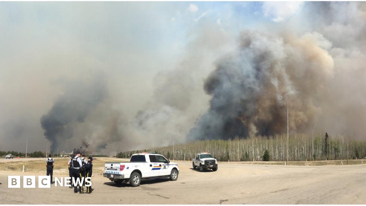 Canada wildfire: Blaze disrupts convoy near Fort McMurray - BBC News