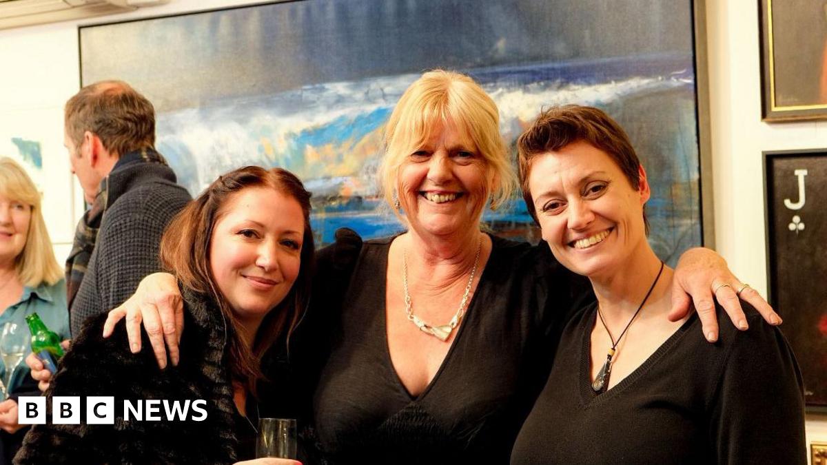 Pop-up gallery aims to put Cornish town's art scene on map - BBC News