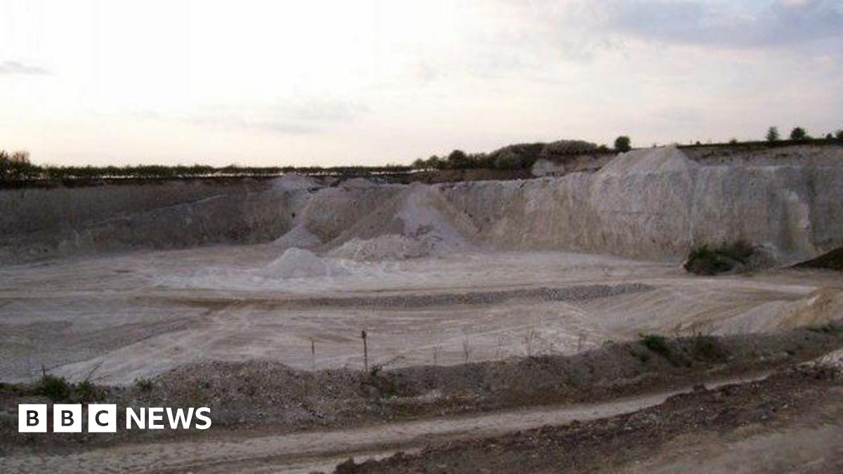Codicote Quarry fire affecting mobile homes in Hertfordshire - BBC News