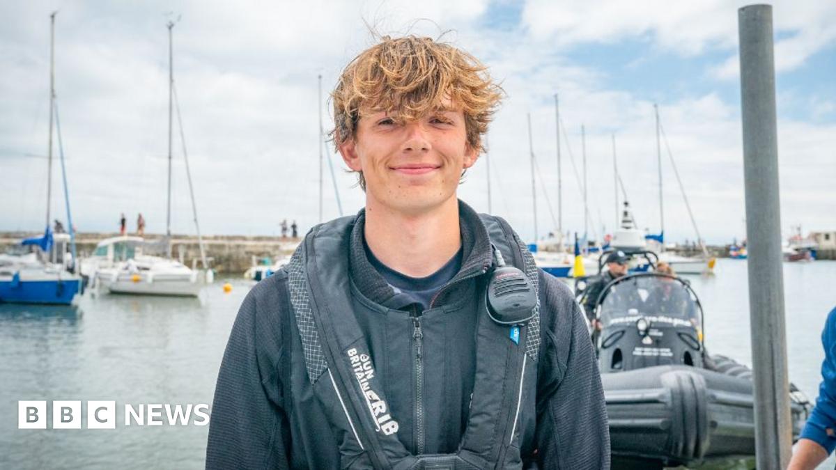 Taunton teen breaks record in eRIB challenge around UK coastline - BBC News