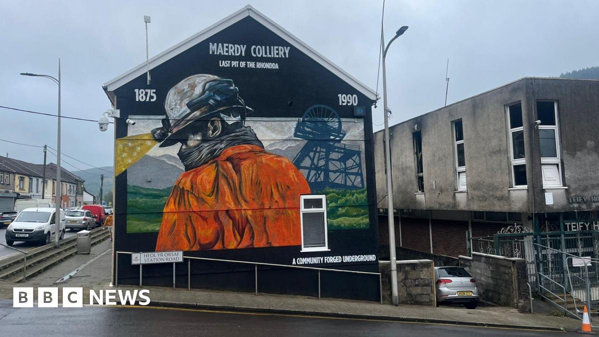 Maerdy Colliery: Welsh miners mural appears in village - BBC News