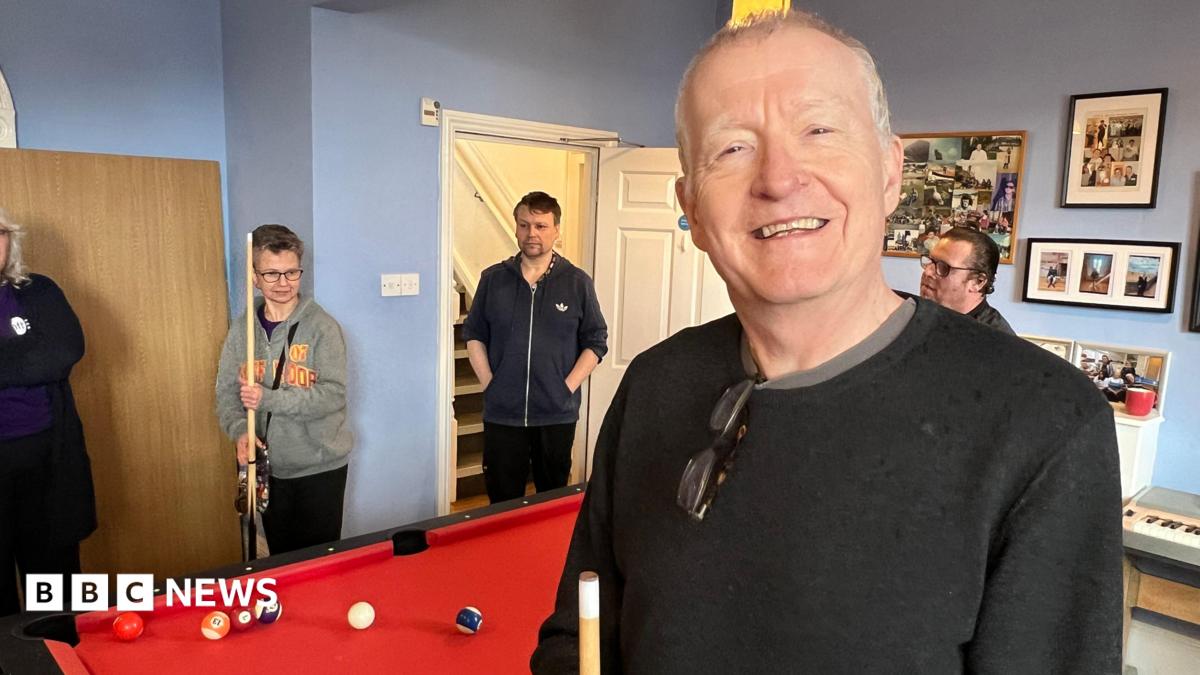 Steve Davis: Snooker legend surprises fans with visit in Bristol - BBC News