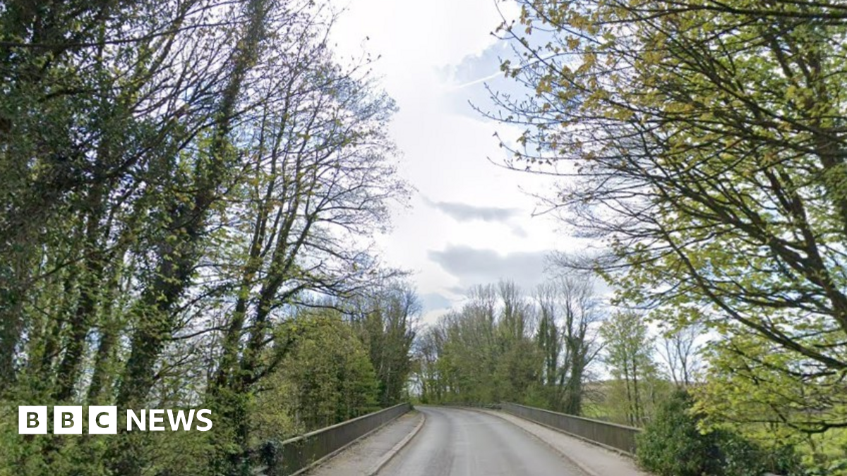 Kendal Brigsteer Bridge to reopen with weight limit - BBC News
