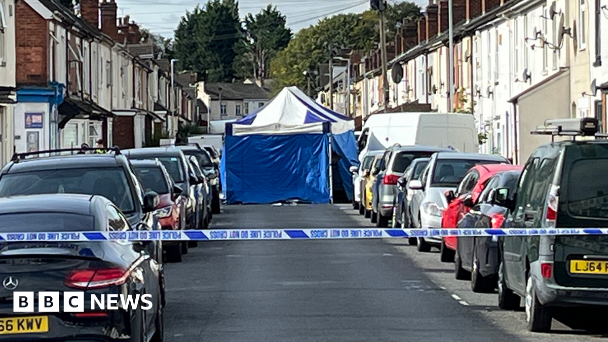 Wolverhampton murder hunt after shooting victims found in car - BBC News