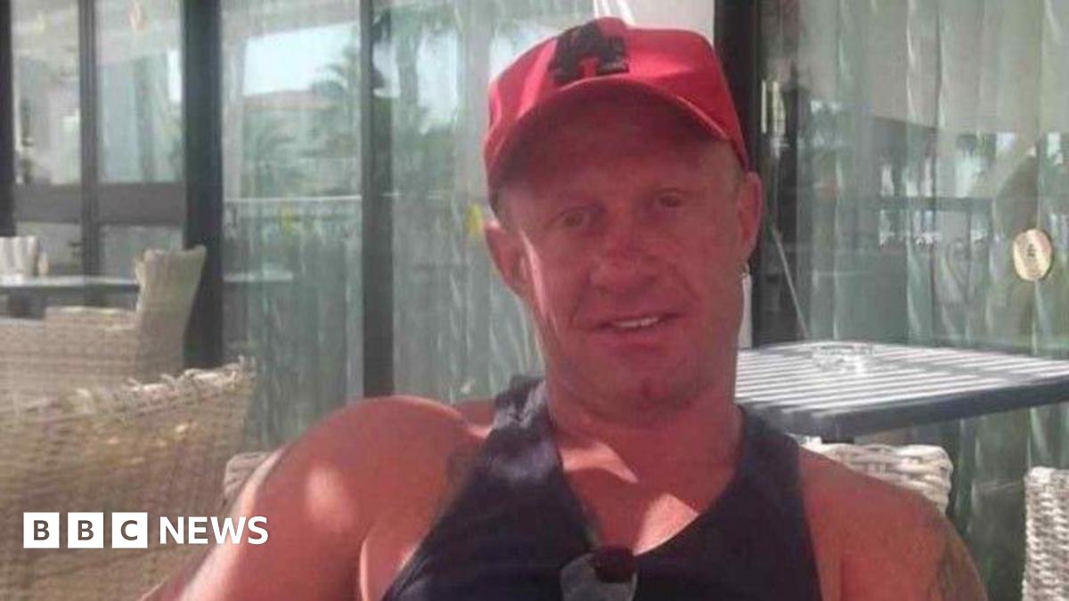 Porth crash victim's family pay tribute to Ian Winder - BBC News