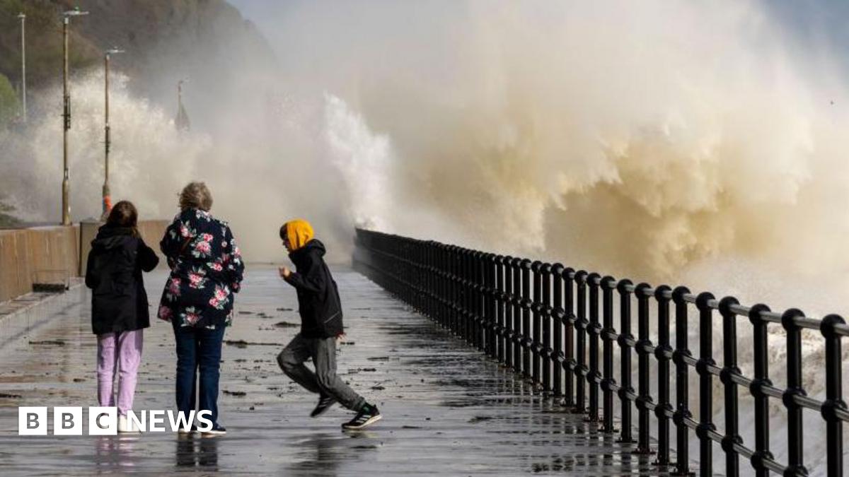 Storm Darragh: Strong wind warning for South East - BBC News
