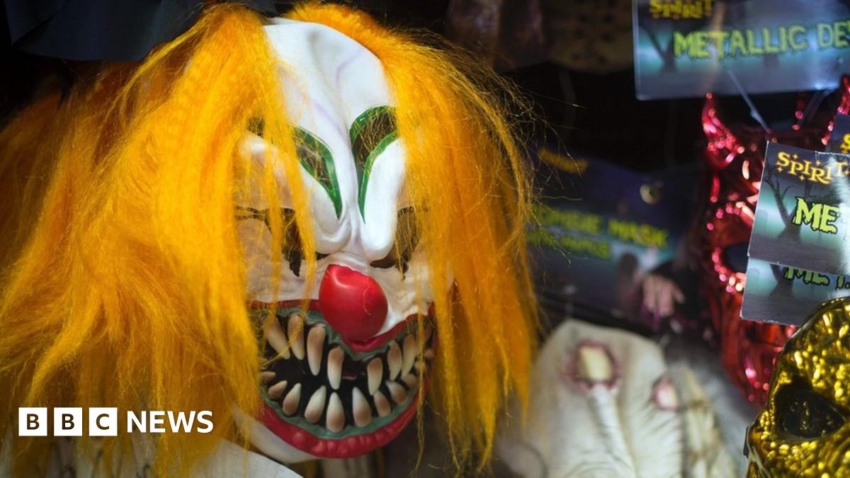 Creepy clown craze: How dangerous are clowns really? - BBC News