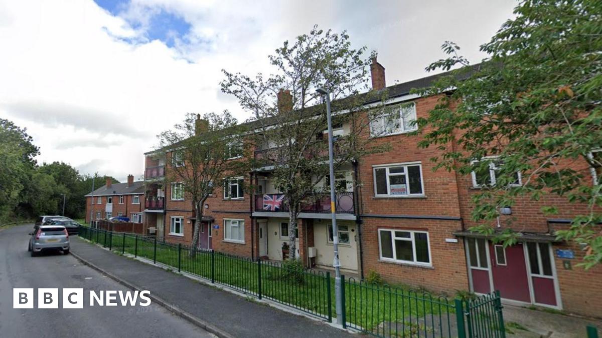 Wrexham: Armed police arrest man allegedly brandishing gun - BBC News