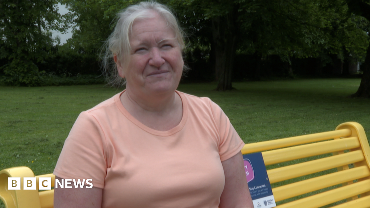 Chatty bench: The bright seats bringing people together - BBC News