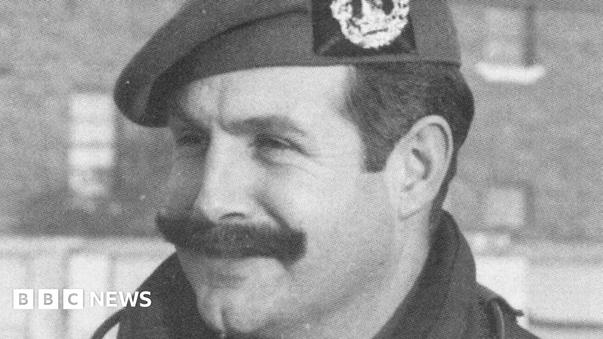 Sir Peter Graham: Funeral of last Colonel of Gordon Highlanders - BBC News