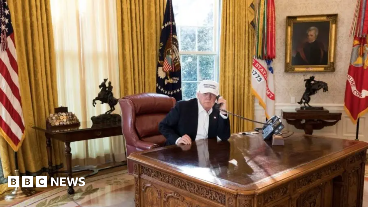 The Resolute Desk: President Trump could use desk made in Kent - BBC News