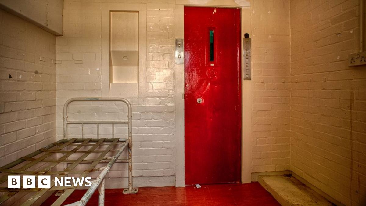 Blundeston Prison: Inside Reggie Kray's old prison cell - BBC News