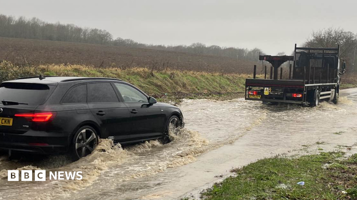 Flooding reported across Suffolk as Storm Henk hits - BBC News