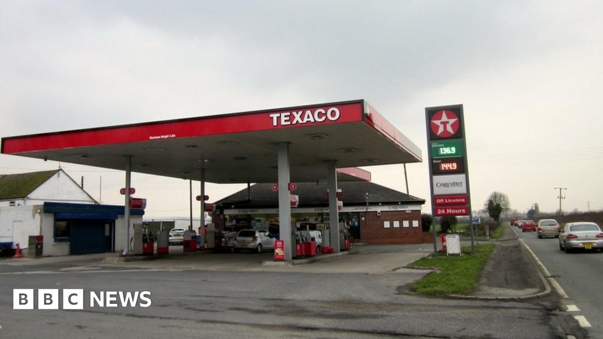 Deeside: Police appeal after pedestrian killed in crash - BBC News