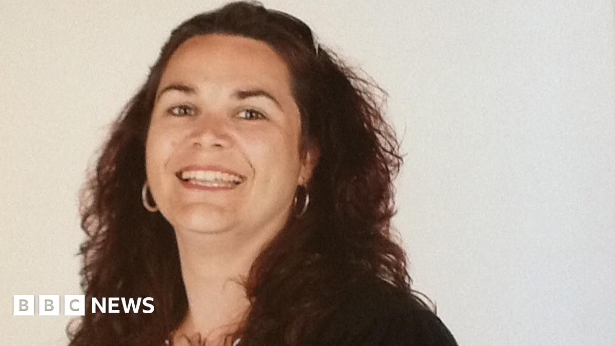 Police boss apologises to murdered woman's family - BBC News