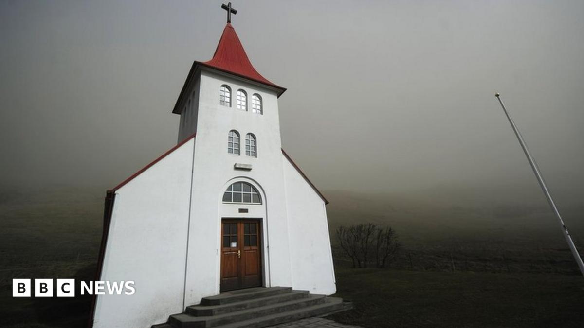 In Pictures: Iceland's desolate churches - BBC News