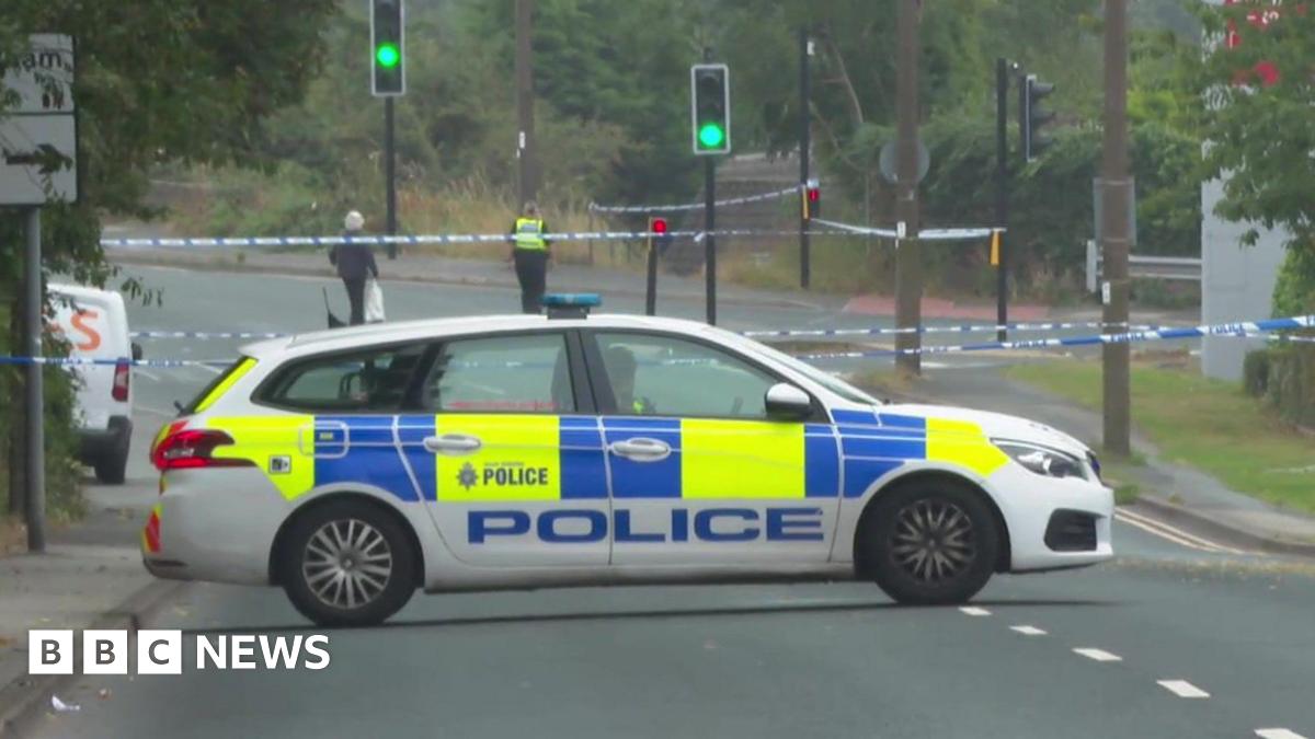 Barnsley: Murder arrests after man dies in Monk Bretton stabbing - BBC News