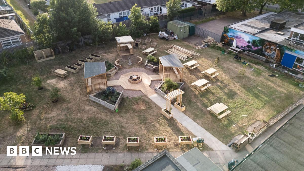 Volunteers transform Eyres Monsell Community Centre garden space - BBC News