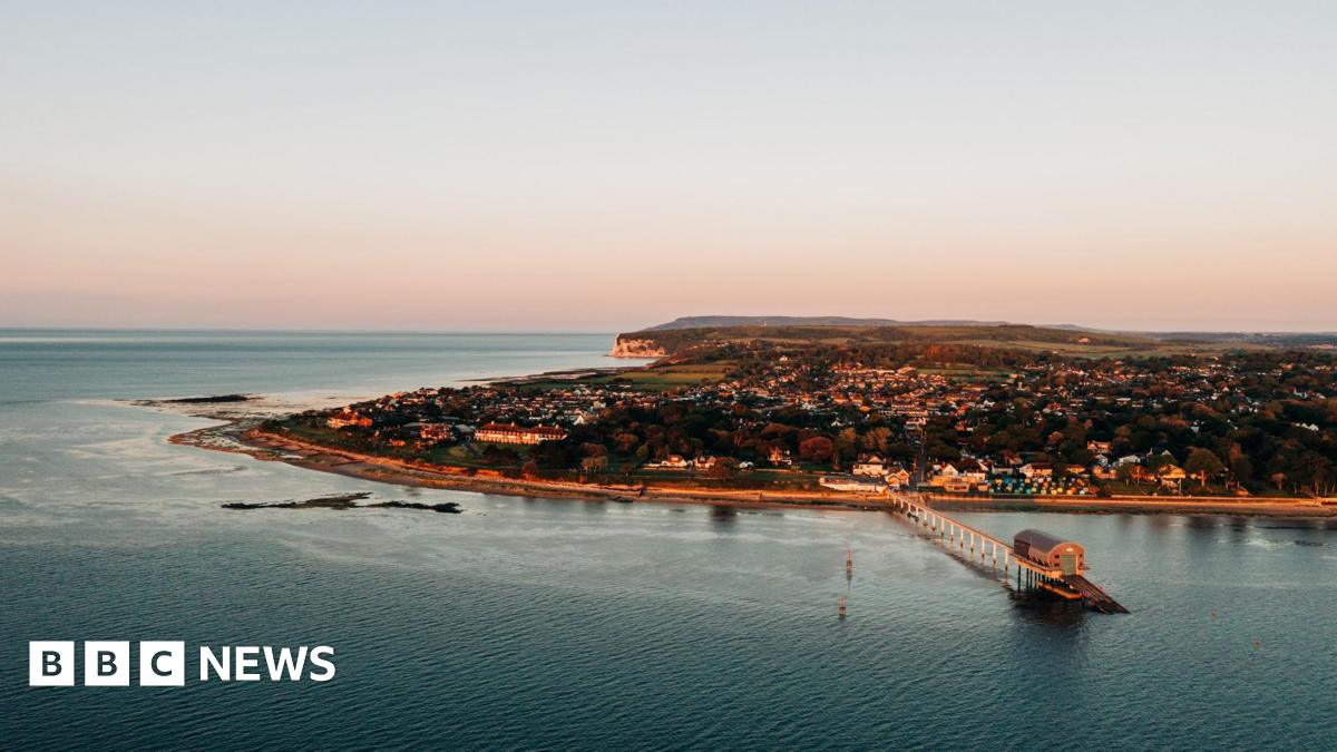 Mayor and devolution plan rejected by Isle of Wight Council - BBC News