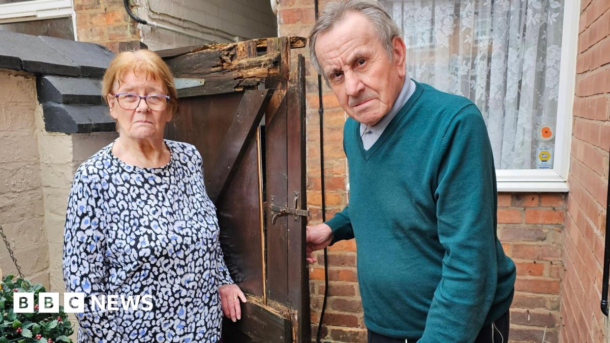 Couple 'terrified' after mistaken drug raid at Leicester home - BBC News