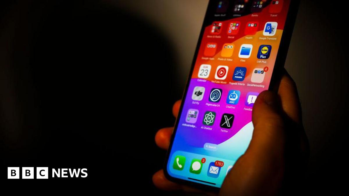 How mobile phone networks are embracing AI - BBC News