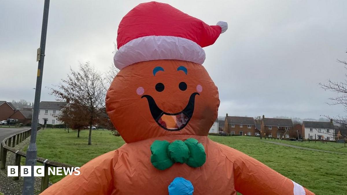 Jogging gingerbread man surprises Calne drivers - BBC News