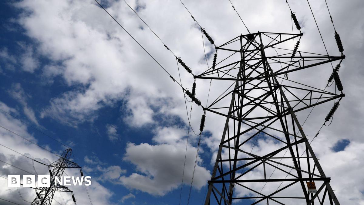 Hundreds of homes affected by power outage in south Suffolk - BBC News