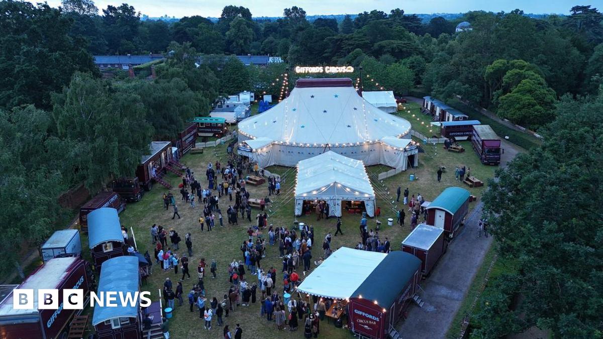 Giffords Circus celebrates 25 years with retro American show - BBC News
