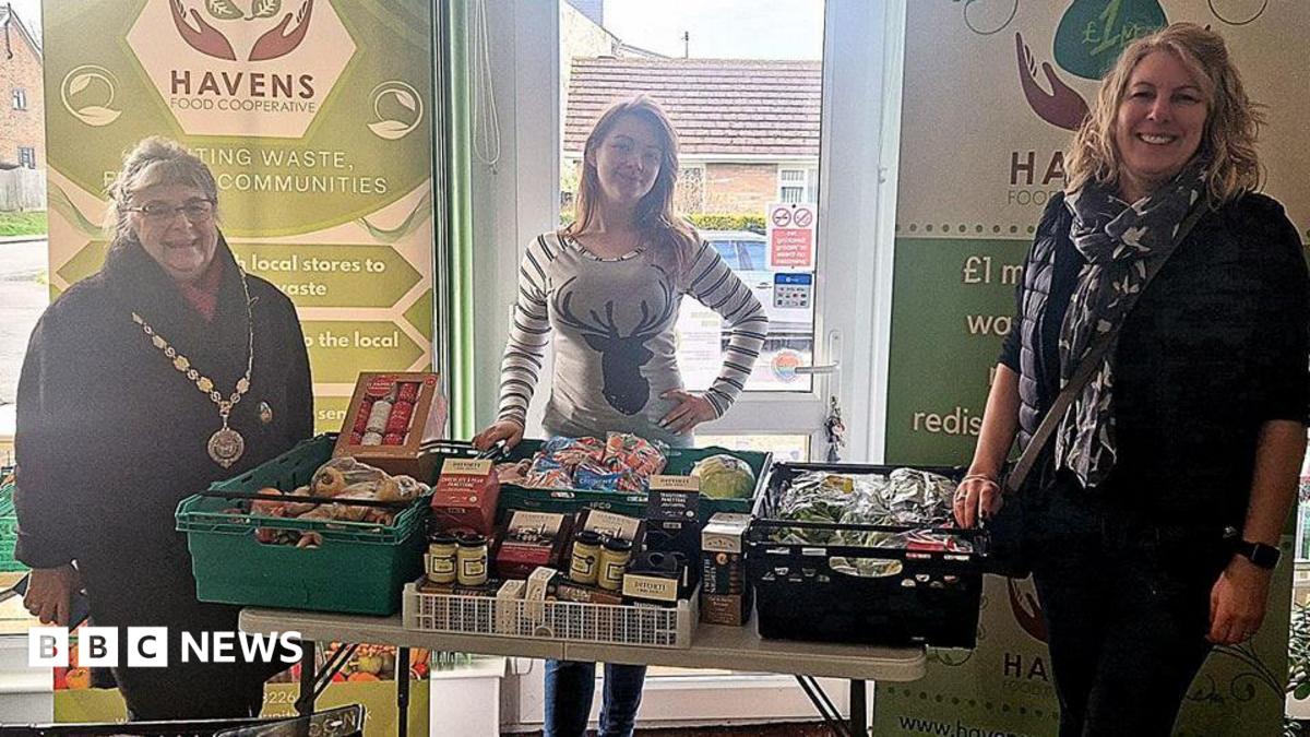 Newhaven food charity closes in on £30k appeal target - BBC News