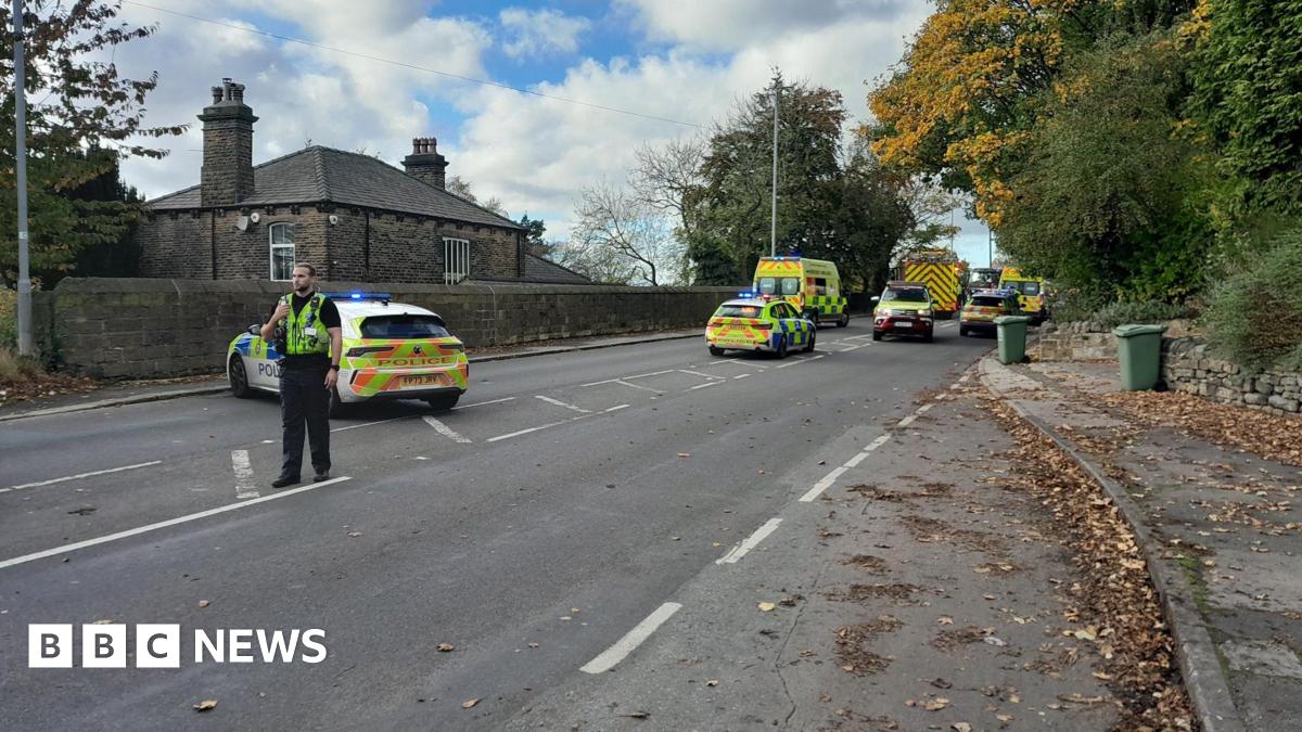 Leeds: Woman, 82, dies after car crash in Horsforth - BBC News