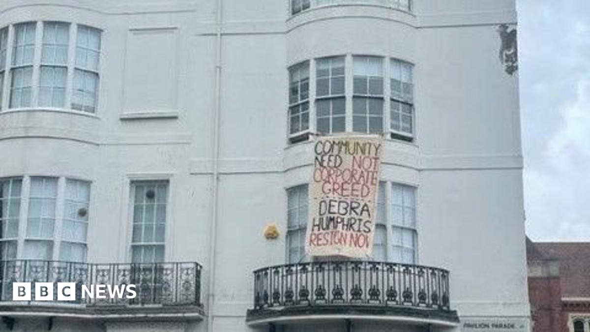 Brighton students occupy university building in protest - BBC News