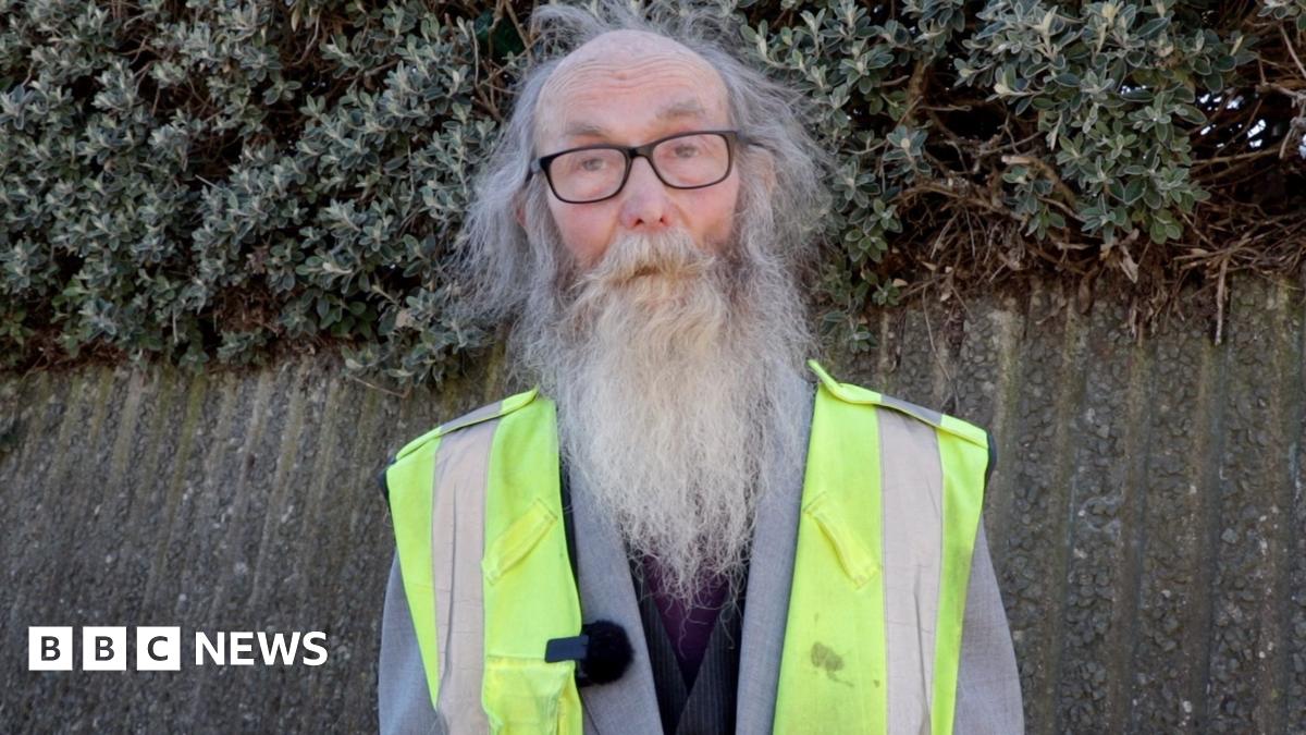 Hartlepool 'bird man' Brian Wilkins in court for feeding pigeons - BBC News