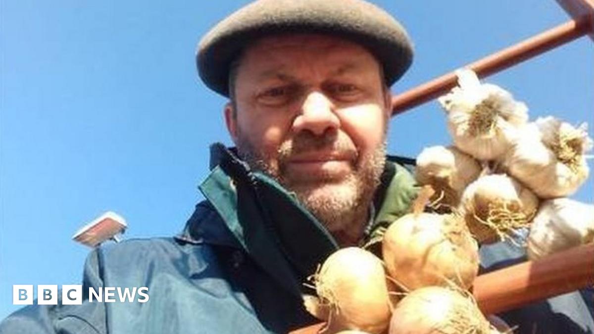 Johnny Onions: Cardiff French onion seller retires - BBC News